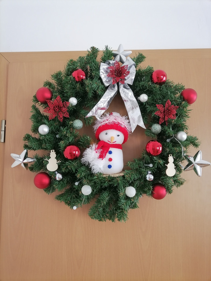Коледен венец с ръчно изплетен Снежен човек - Handmasters.bg
