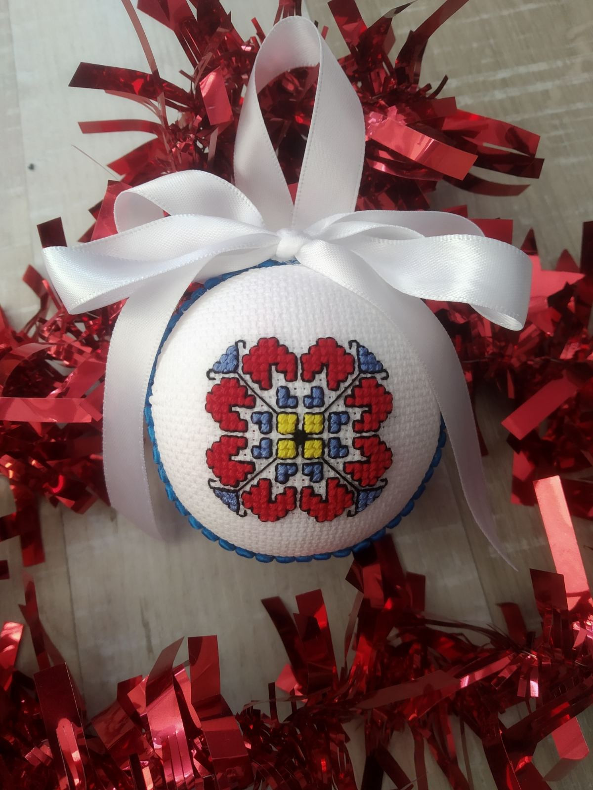 Бродирана коледна топка с шевица. - Handmasters.bg