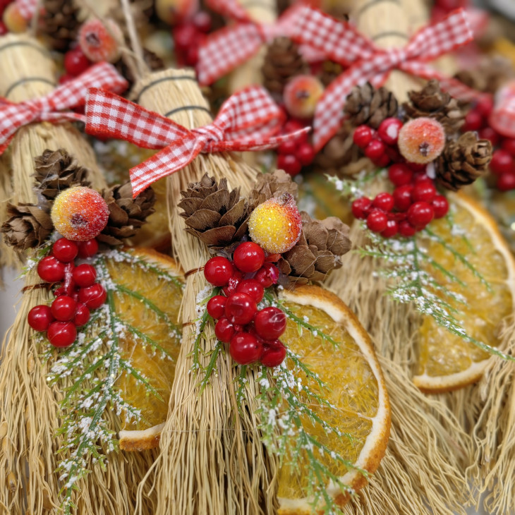 Коледни метли🧹 - Handmasters.bg