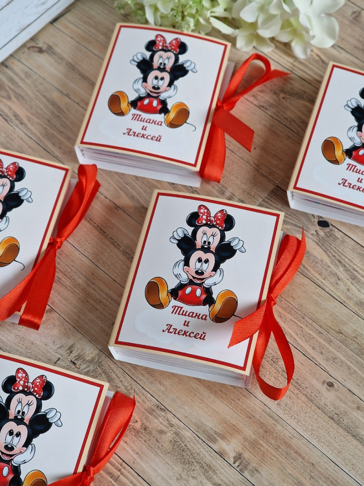 Подаръчета за гости магнитни книжки със снимки от първите 12 месеца годинка Handmasters Bg